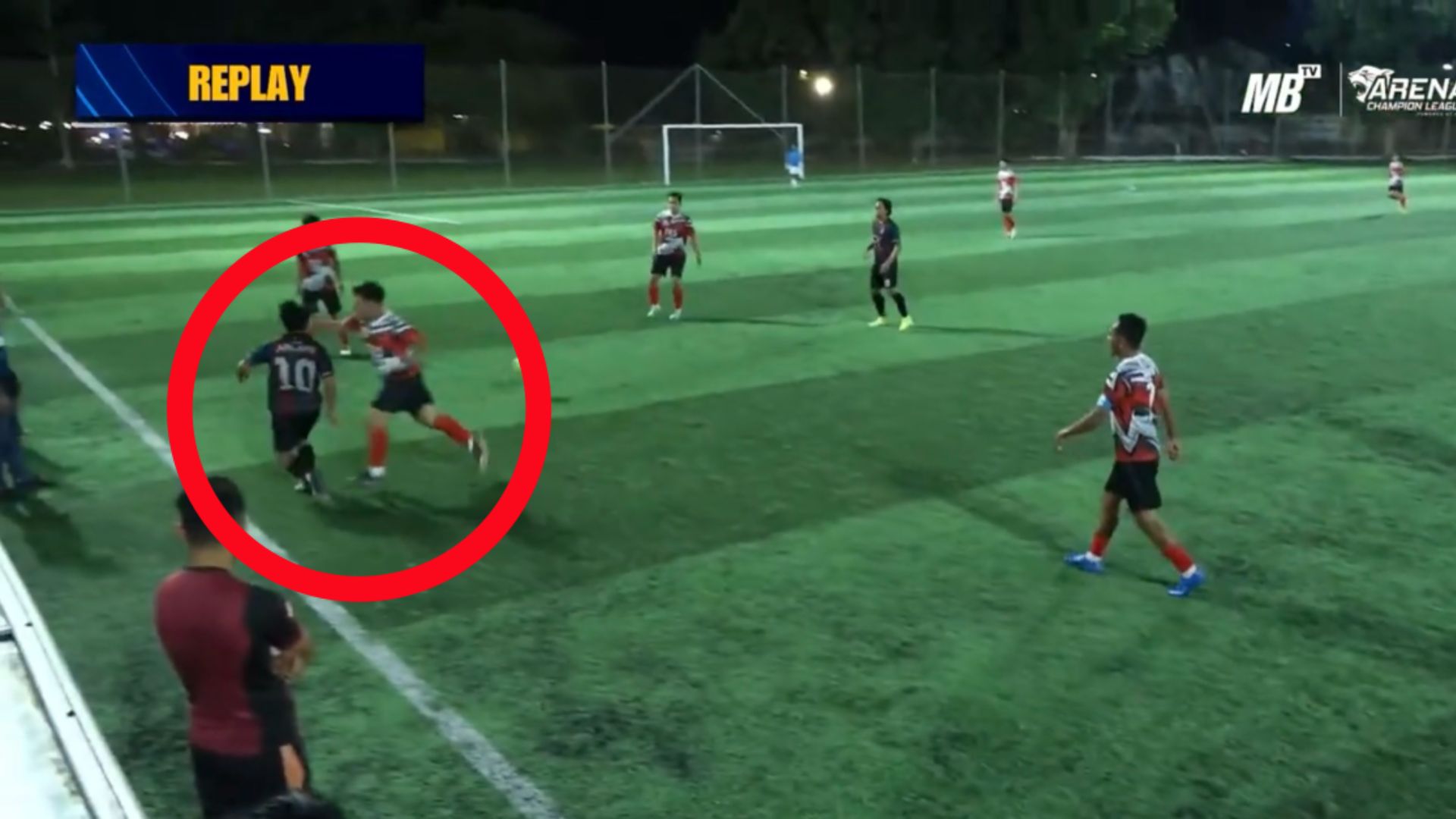 Main Bola Sambil Tumbuk Muka Orang