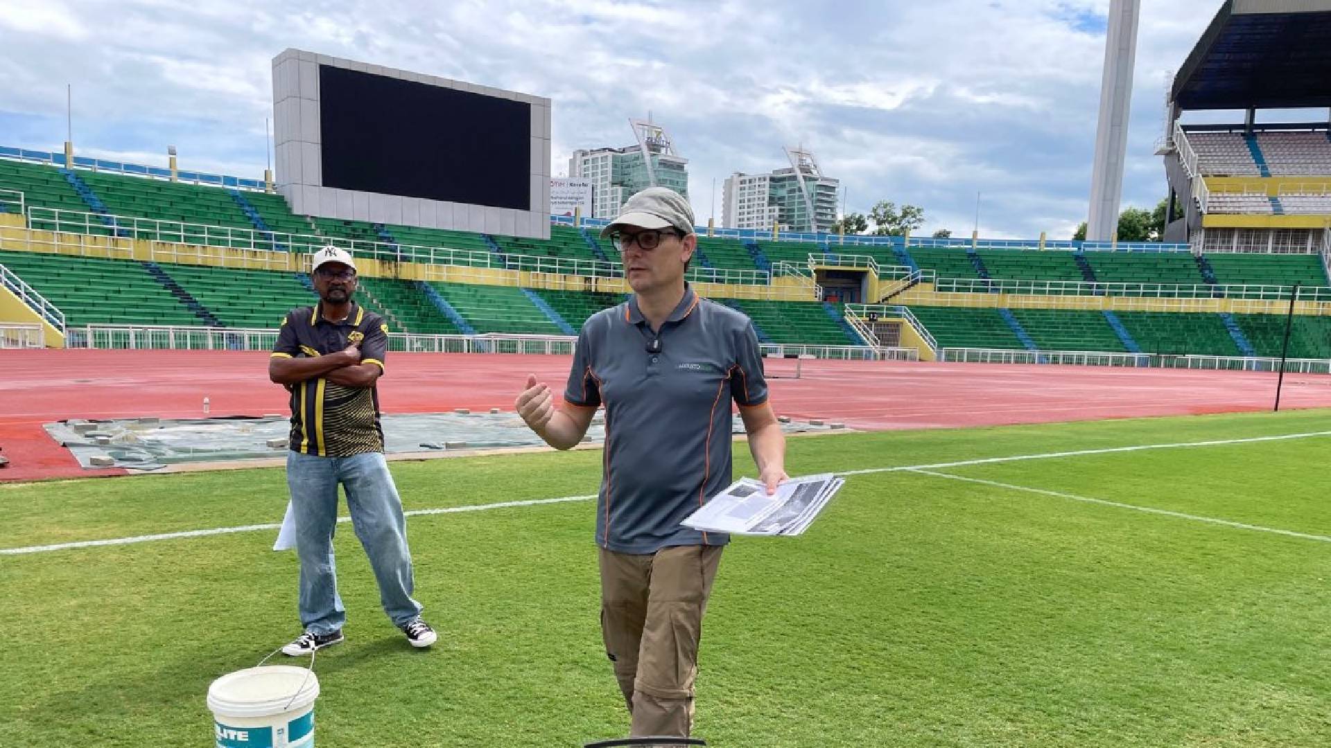 Wakil FIFA Uji Padang Stadium Darul Makmur