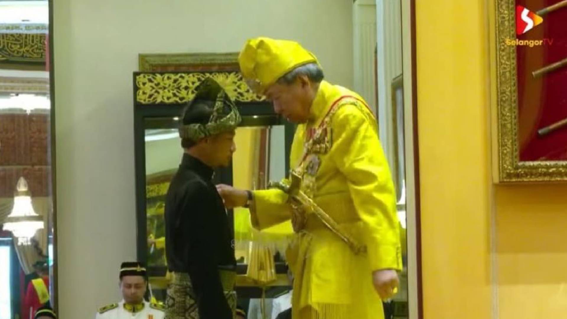 Faisal Halim Terima Anugerah Daripada Sultan Selangor