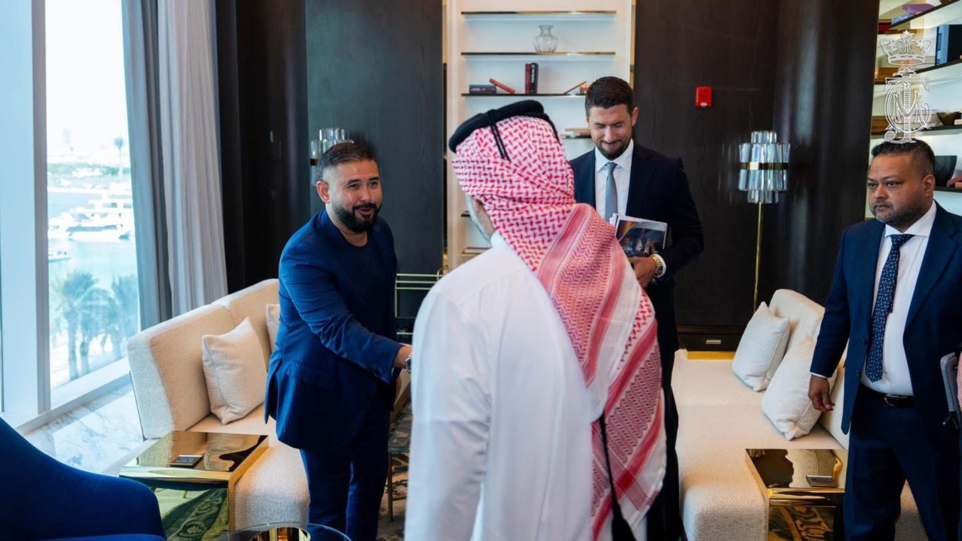 Tunku Ismail Bertemu CEO Qatar Airways